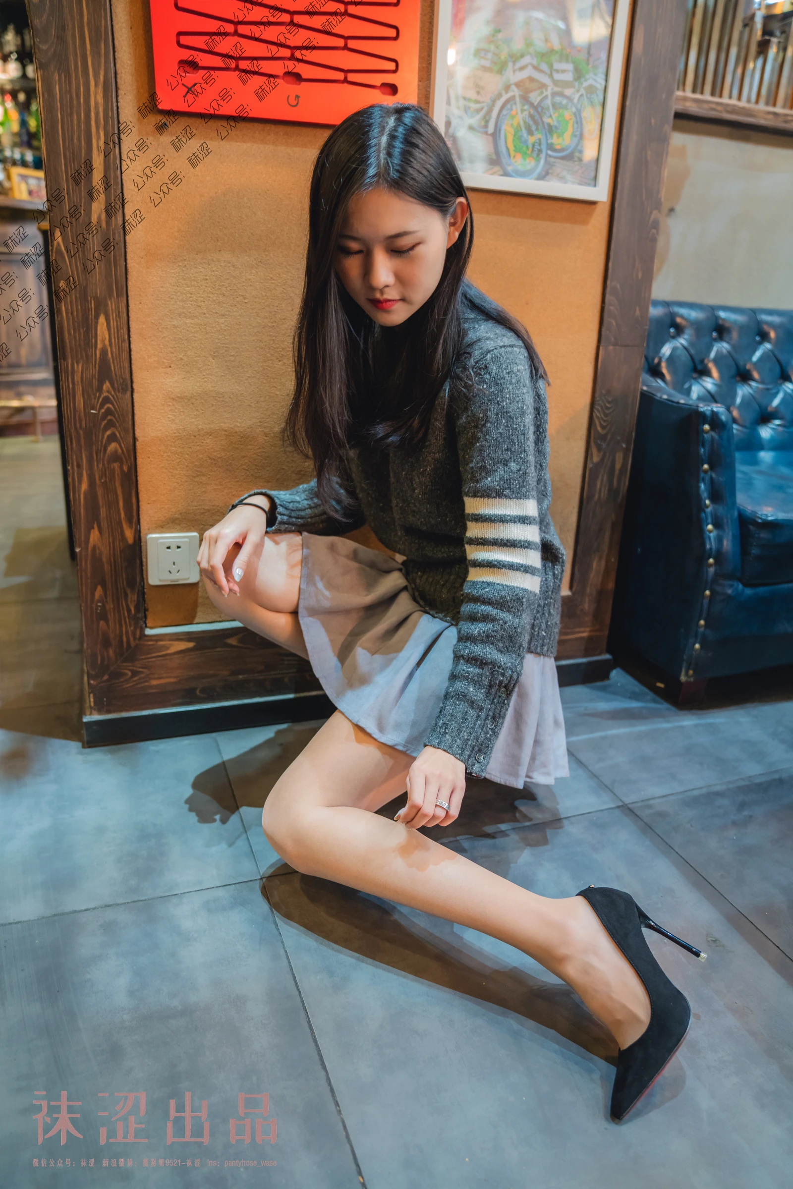 ivy初登场，百褶短裙与红底高跟演绎丝袜女神的自然光外拍写真